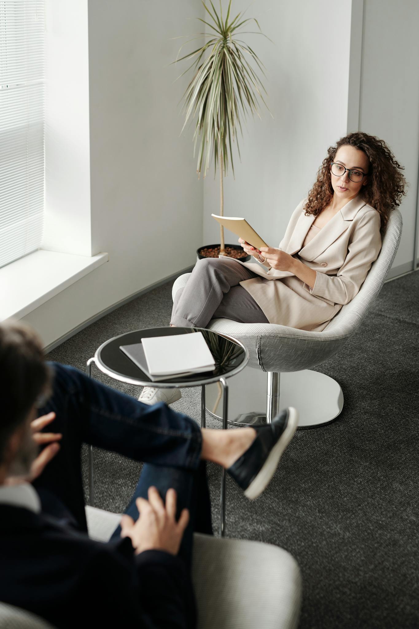 Improving Client Communication: 7 Body Language Tips for Therapists